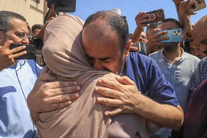 Emotional Reunion Between Al-Shifa Hospital Director and His Family ...