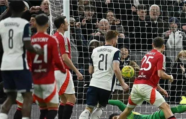 بعد مباراة مثيرة أمام توتنهام مانشستر يونايتد يودع كأس الرابطة